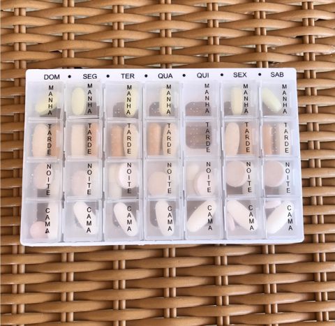 Organização de medicamentos em porta-comprimidos | Mari Rossi